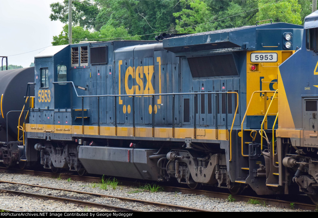 CSX 5953 / B20-8 sitting at the yard